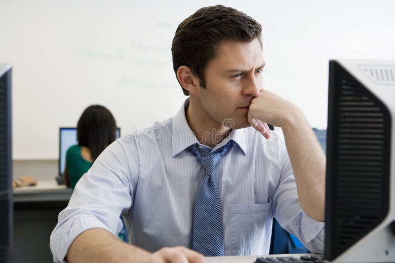 Professor Alto in Computer Lab Imagem de Stock - Imagem de desktop ...