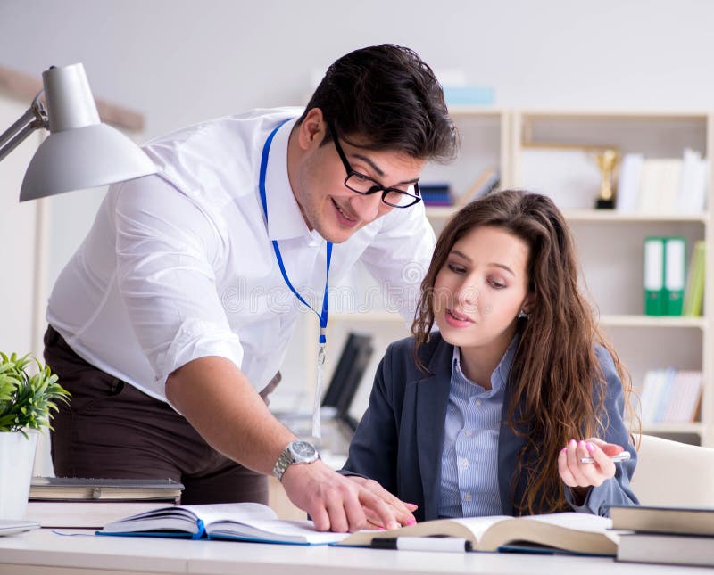 Professor Explicando Ao Aluno Em Palestra Foto de Stock - Imagem de ...