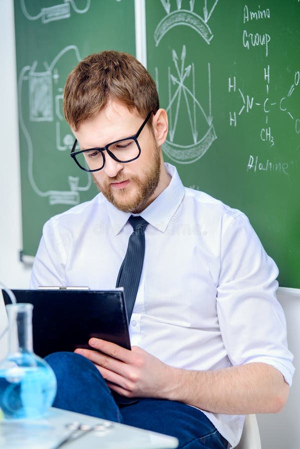 Professor inteligente novo foto de stock. Imagem de conhecimento ...