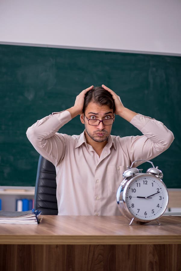 Professor Jovem Sentado Na Sala De Aula Foto de Stock - Imagem de homem ...