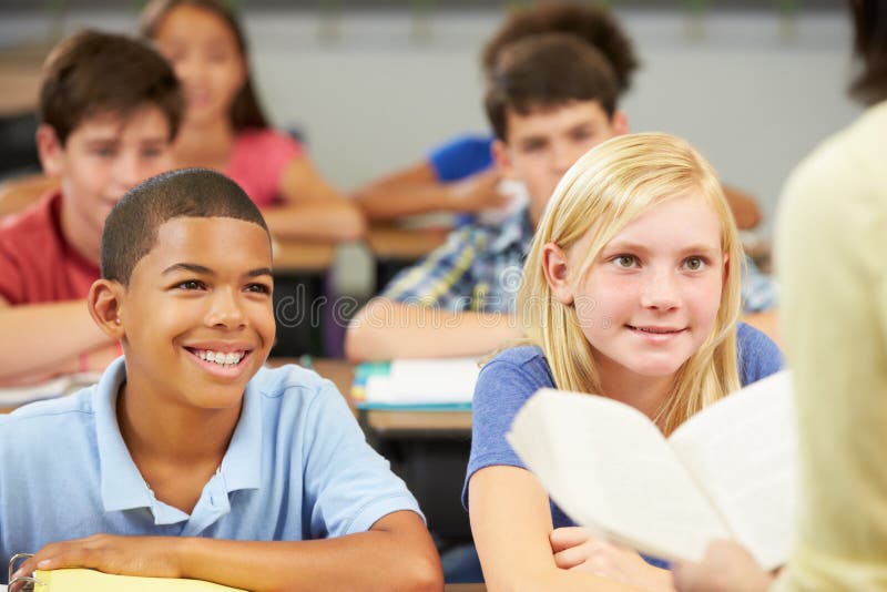 Professor Reading To Class Dos Alunos Foto de Stock - Imagem de livro ...