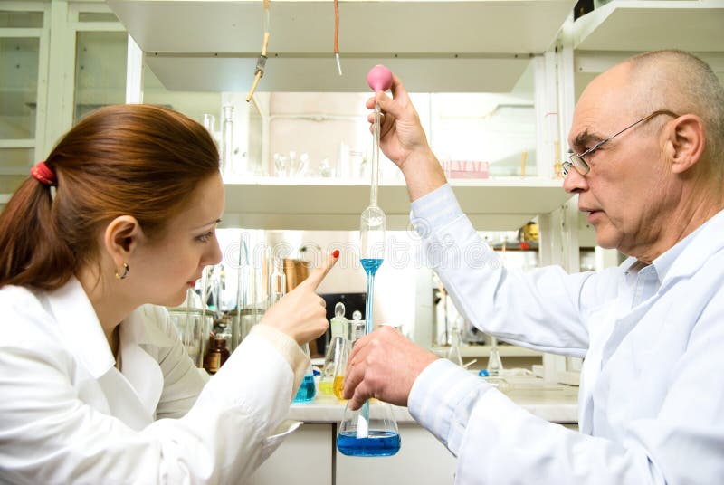 Professor Und Sein Assistent Im Labor Stockfoto - Bild von flüssigkeit ...