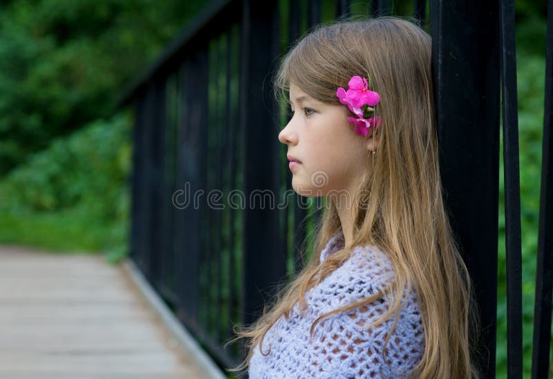 Profil De Jeune Fille Pensive Photo stock - Image du humain, été: 20740454