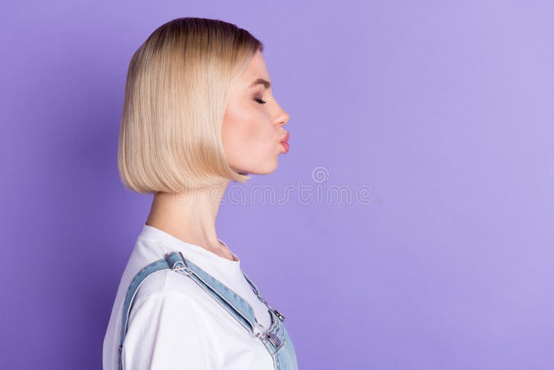 Profile Photo Of Nice Optimistic Short Hairdo Blond Lady Kiss Wear