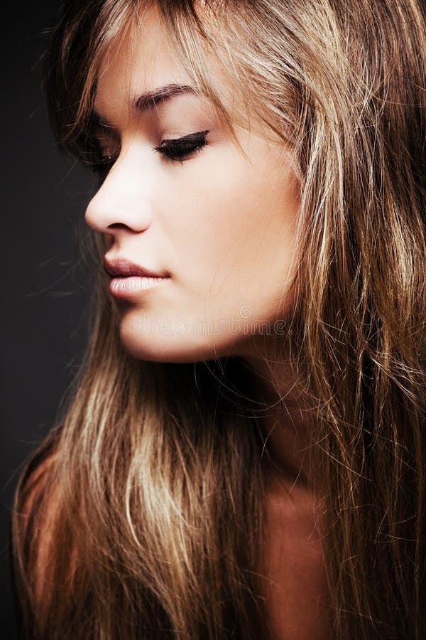Profilowa blondyn kobieta zdjęcie stock. Obraz złożonej z zakończenie ...