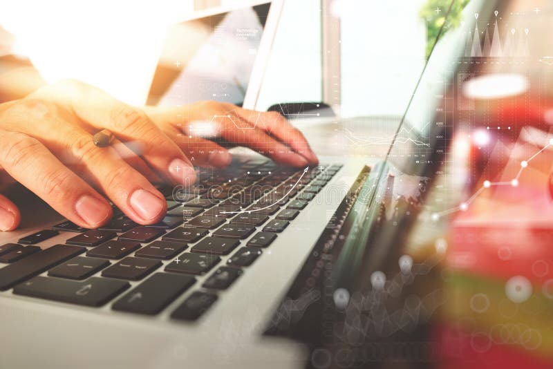 Progettista Del Sito Web Che Lavora Il Computer Portatile Digitale Del ...