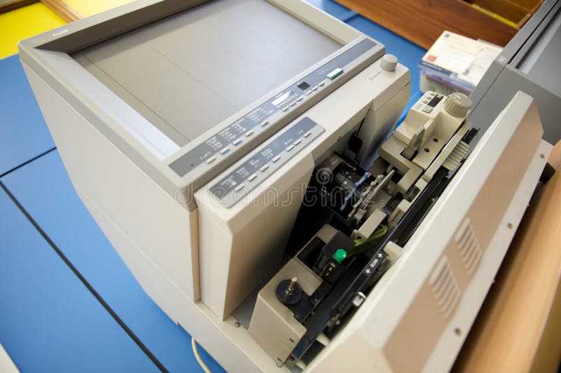 Programa De Lectura De Microficha En Una Biblioteca Imagen de archivo ...