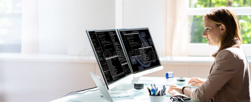 Programadora Mujer Codificando En Computadora Foto de archivo - Imagen ...
