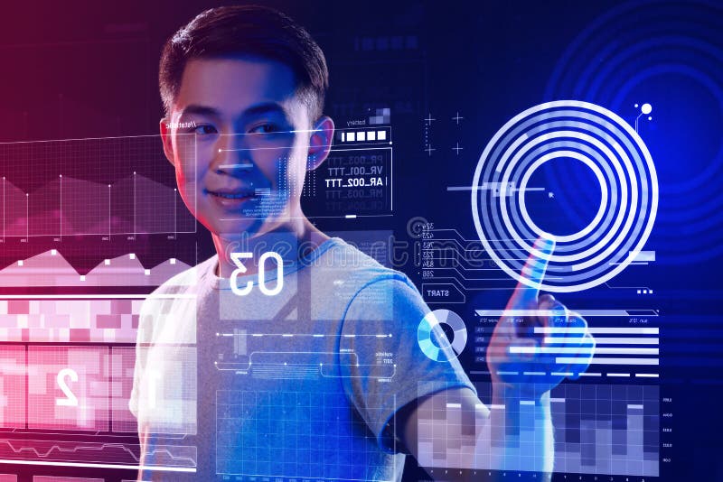 Programador Profissional Que Sorri E Que Trabalha Com Um Programa ...