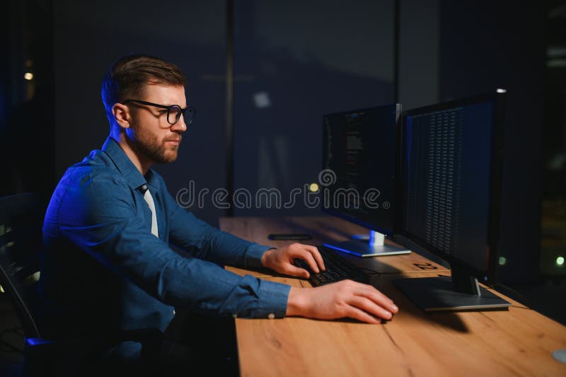 Programador Trabajando En Un Escritorio Foto de archivo - Imagen de ...
