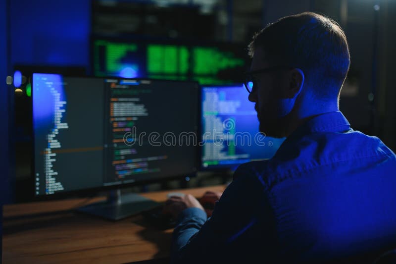 Programador Trabajando En Un Escritorio Foto de archivo - Imagen de ...