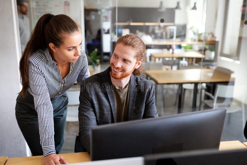 Programador Trabajando En Una Empresa Desarrolladora De Software Imagen ...