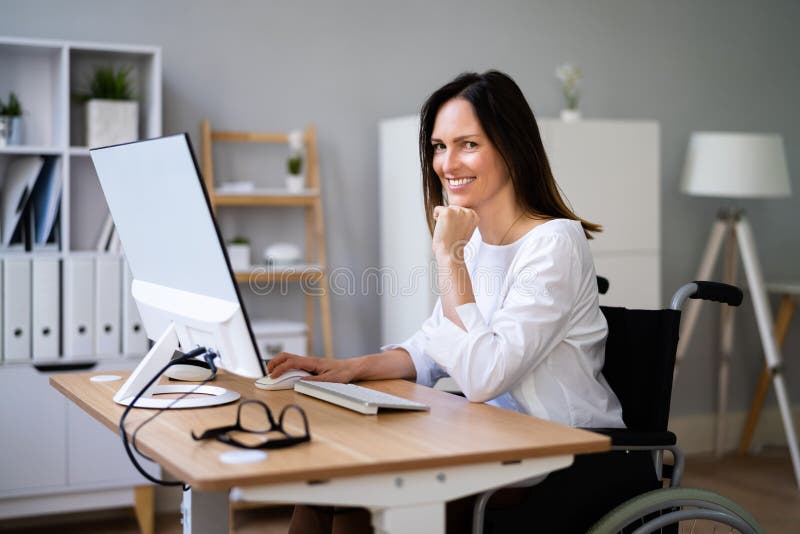 Programadora Mujer Codificando En Computadora Imagen de archivo ...