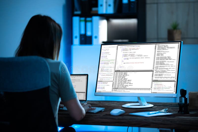 Programadora Mujer Codificando En Computadora Imagen de archivo ...