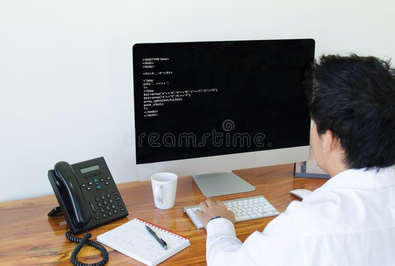 Programmatore Che Lavora Al Computer Immagine Stock - Immagine di ...