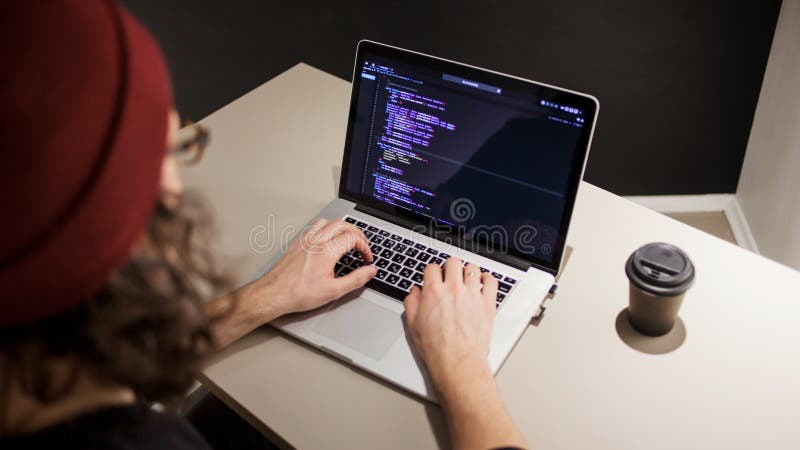 Programmatore E Codificatore Che Lavorano Nell'ambiente Di Sviluppo ...