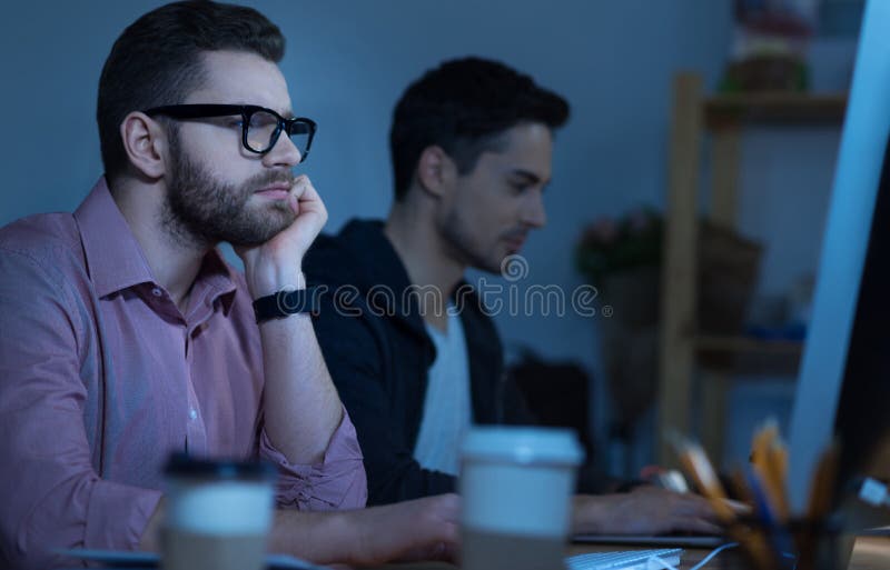 Programmatore Pensieroso Bello Che Lavora Al Computer Fotografia Stock ...