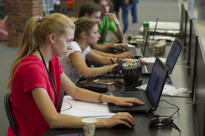 Due Programmatori Professionisti Che Cooperano Alla Programmazione Di ...