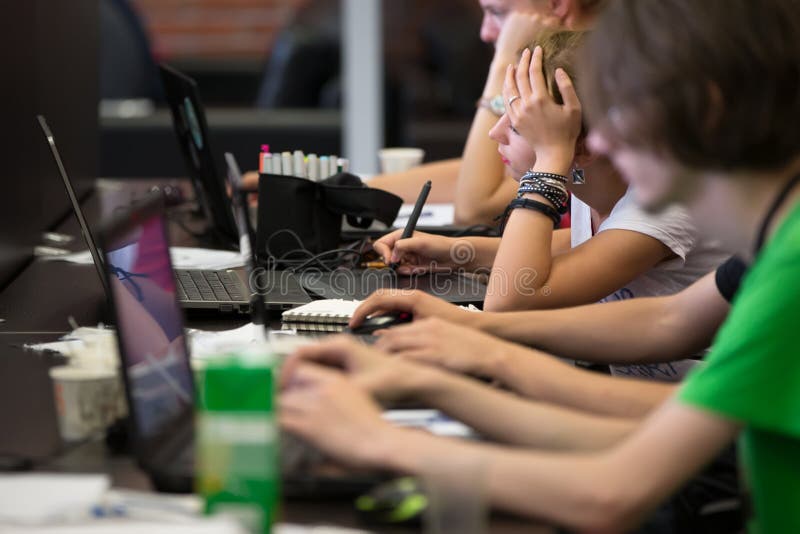 Programmerare Och Utvecklarteam Kodar Och Utvecklar Programvara ...