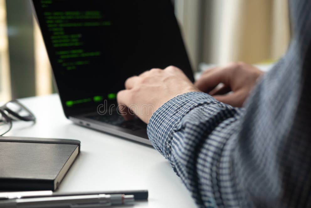 Programmeur Die Aan Laptop Op Kantoor Werken Nadruk Bij De ...