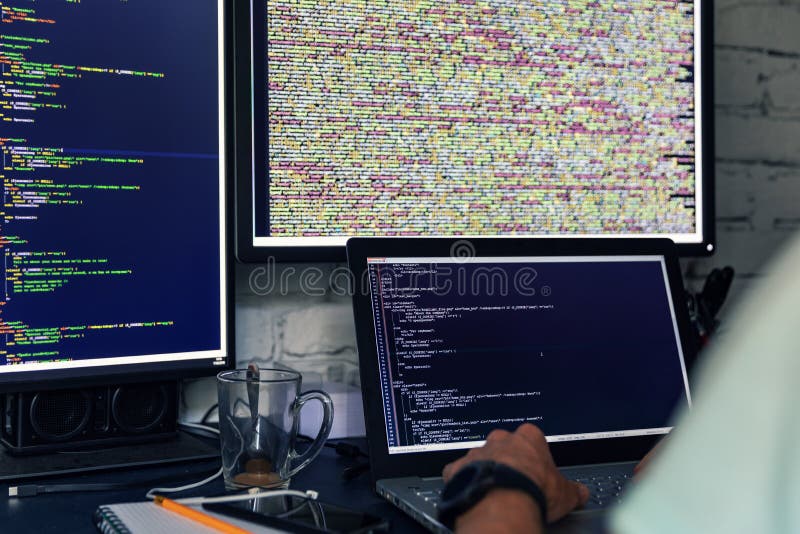 Freelance Programmeur Die Nieuwe Website Op Laptop Programmeren Stock ...