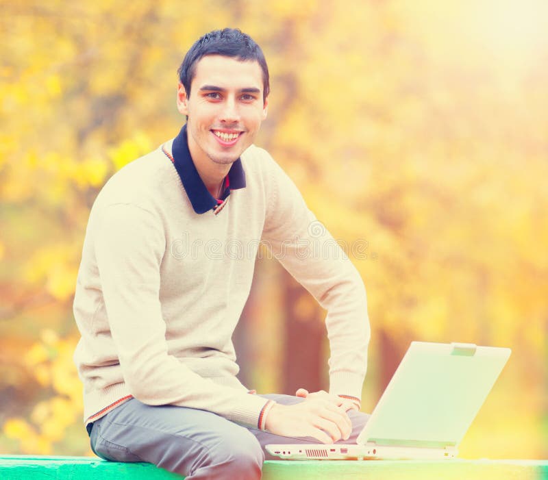 Programmeur Met Notitieboekje Stock Afbeelding - Image of vrolijk ...