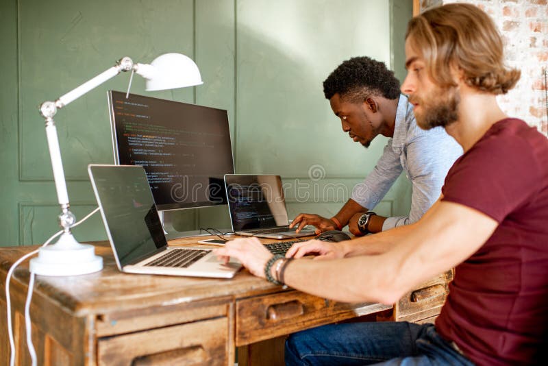 Programmeurs Fonctionnant Dans Le Bureau Image stock - Image du ...