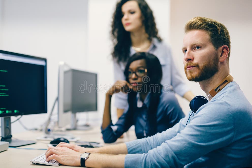 Programmierer, Der in Einer Sich Entwickelnden Firma Der Software ...