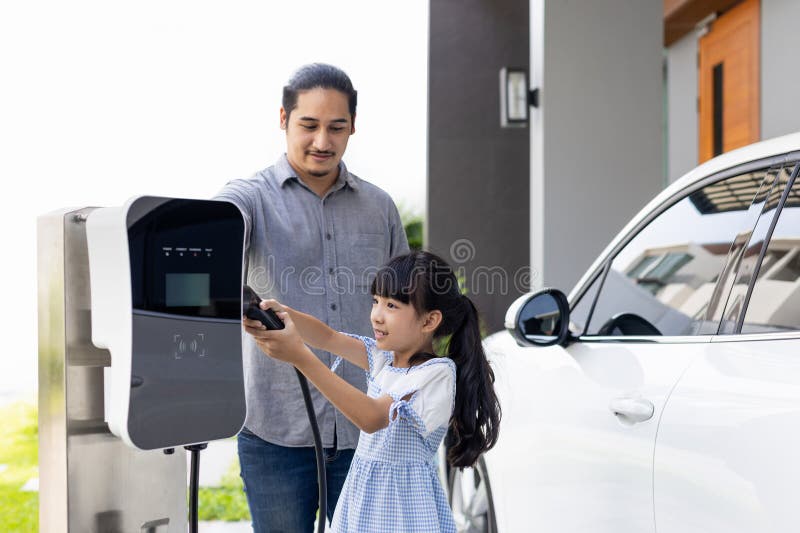 Progressief Concept Van Vader En Dochter Met Ev Auto En Laadstation