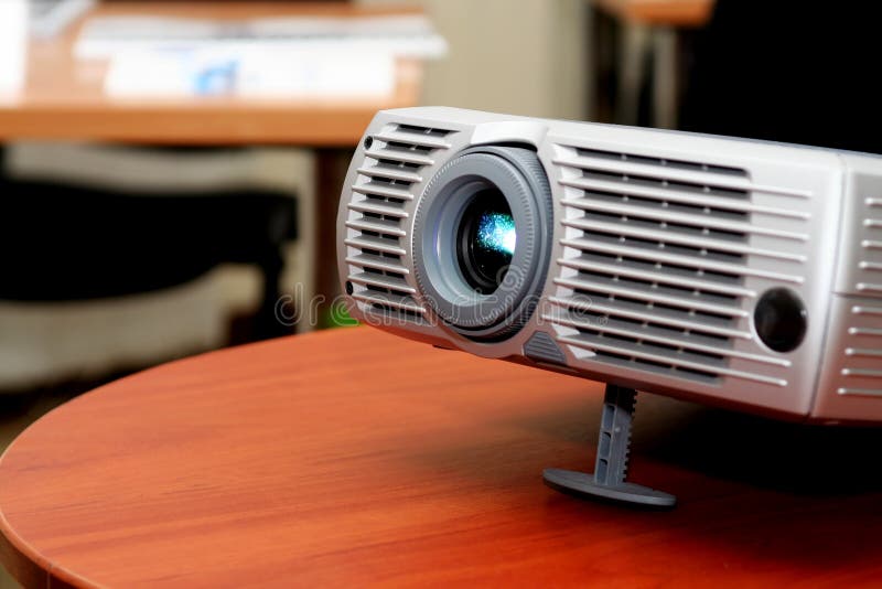 Projecteur Sur Table De Bureau Photo stock - Image du brun, apprendre ...