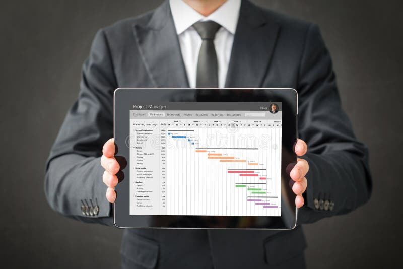 Projektleiter, Der Diagramm Auf Tablette Zeigt Stockfoto - Bild von ...
