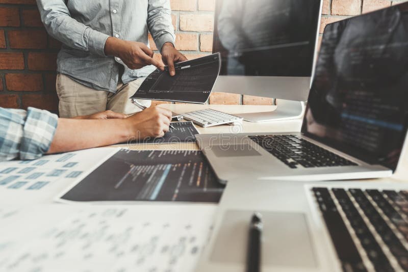 Equipe De Programadores Que Trabalha Em Projeto Em Computador De ... Equipe De Programadores Que Trabalha Em Projeto Em Computador De ...