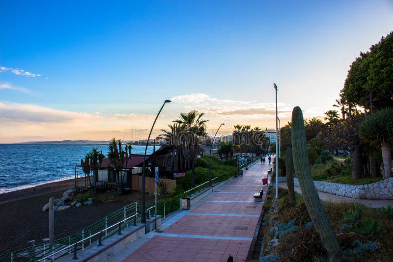 "promenade" de Estepona imagen editorial. Imagen de paseo - 105646260