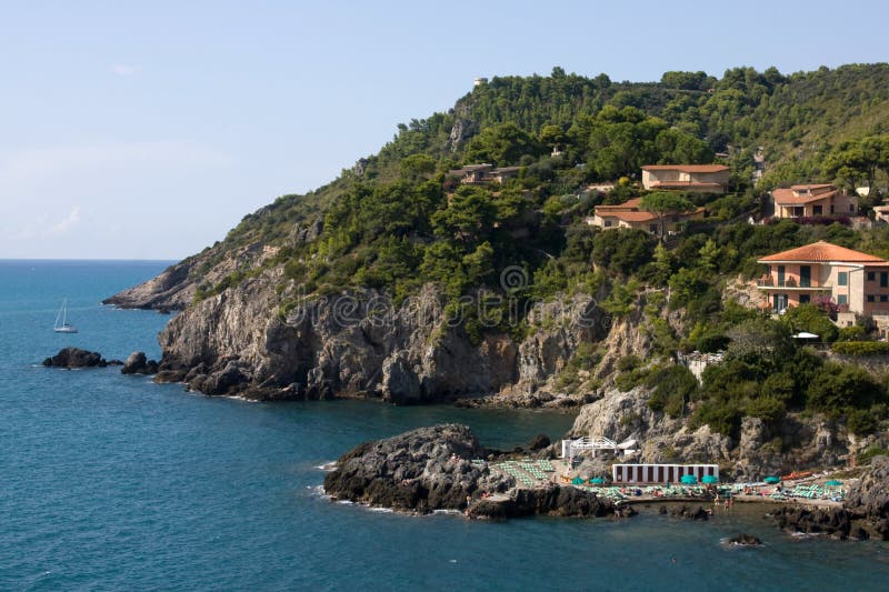 Promontorio en el mar imagen de archivo. Imagen de italia - 13940115