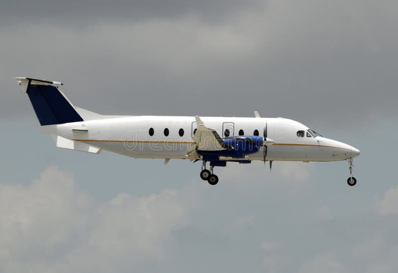 Propellerflugzeug stockfoto. Bild von flugzeug, midair - 10517148