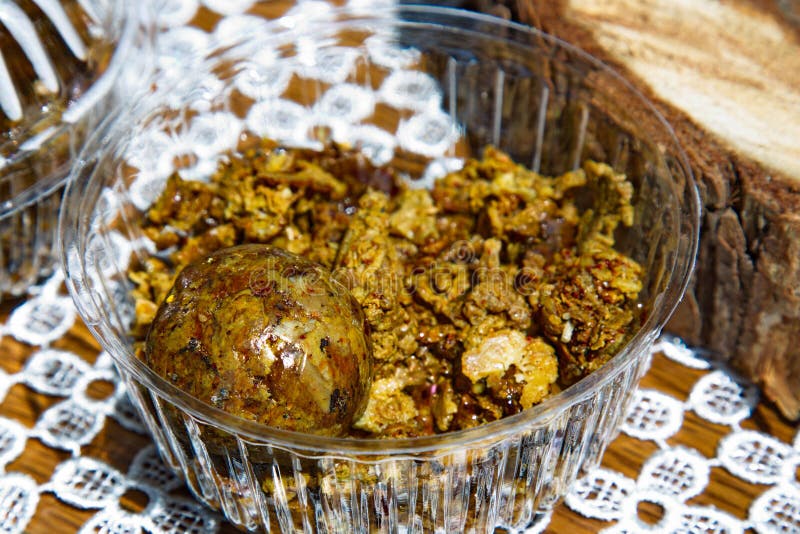 O Que é Própolis. Própolis No Meio De Uma Colmeia Com Abelhas. Cola De ...