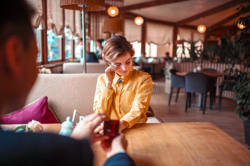 Propuesta De Matrimonio Con El Anillo De Bodas En El Restaurante Foto