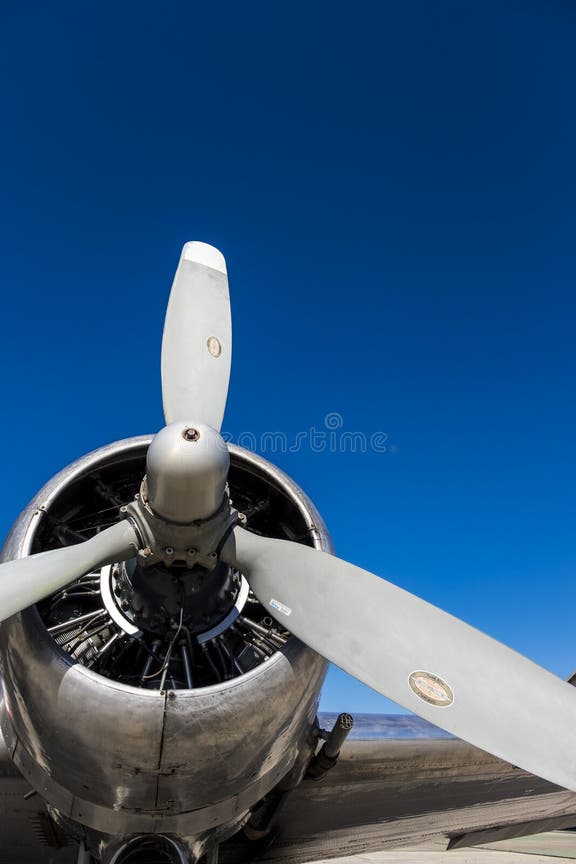 Propulseur DC3 photo éditorial. Image du métallique, moteur - 88084631