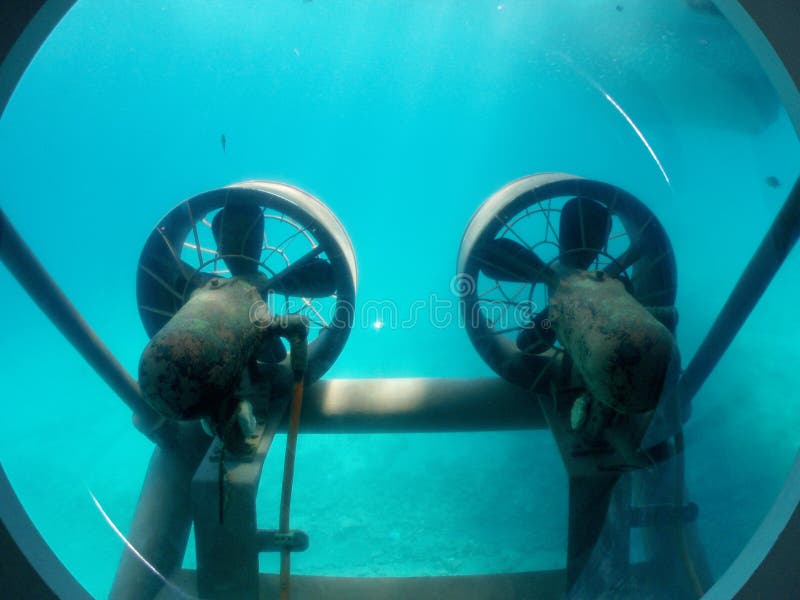 Hélices bajo el agua foto de archivo. Imagen de redondo - 43100466