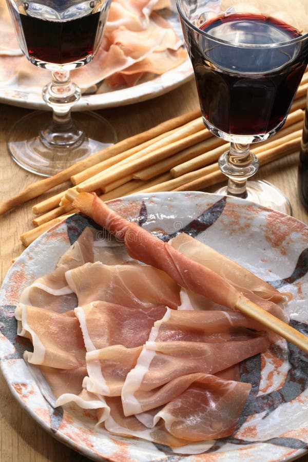 Jamón italiano Prosciutto foto de archivo. Imagen de crudo - 2497760