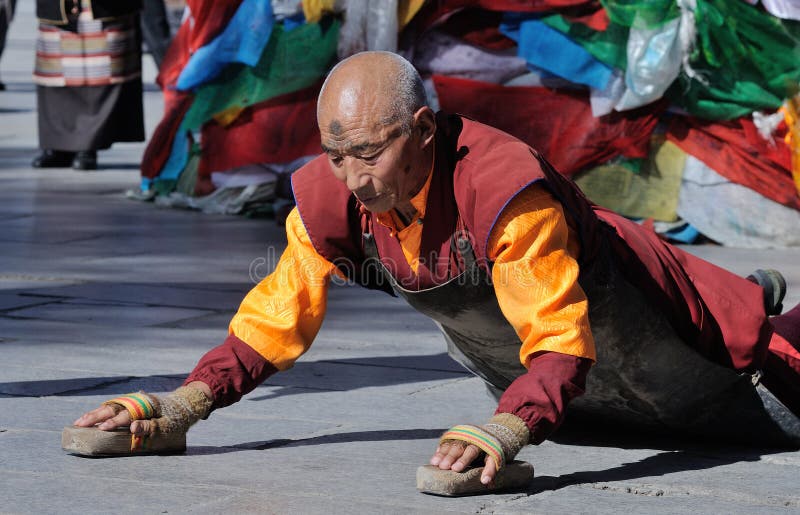 Prostrating monk 3 editorial stock image. Image of tibetan - 37500429