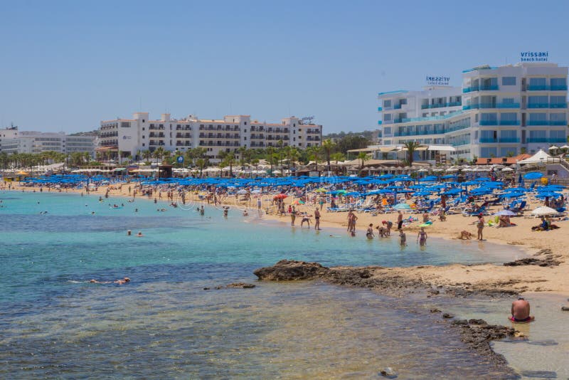 Protaras strand, Cypern redaktionell bild. Bild av folkmassa - 62457436