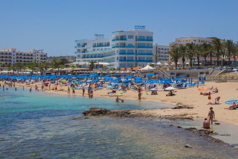 Protaras strand, Cypern redaktionell bild. Bild av folkmassa - 62457436