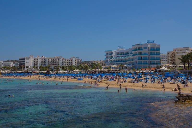 Protaras strand, Cypern redaktionell bild. Bild av folkmassa - 62457436