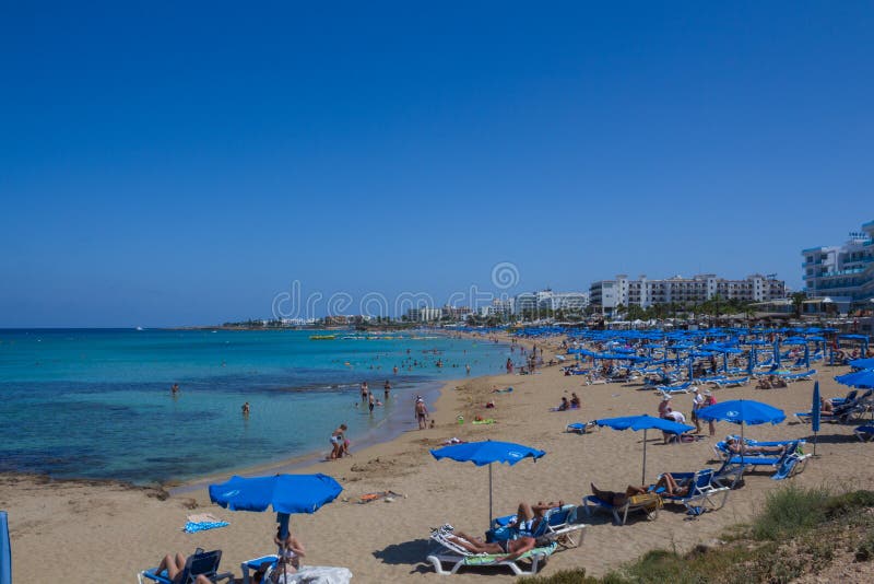 Protaras strand, Cypern redaktionell bild. Bild av folkmassa - 62457436