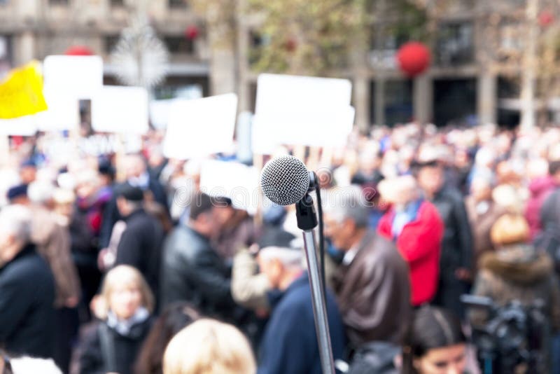 Politieke Protestdemonstratie Microfoon In Nadruk Tegen Bl Stock ...