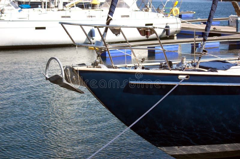 Proue D'un Bateau En Bois De Yacht Image stock - Image du bois, bleu ...
