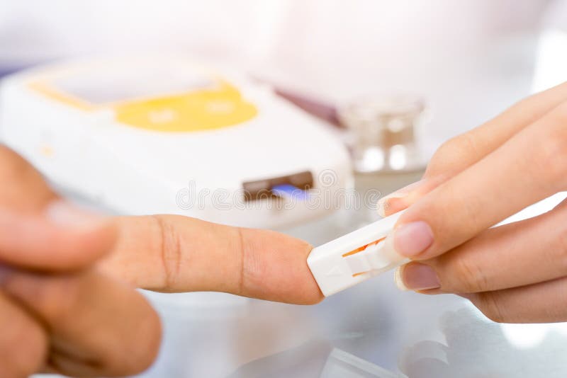 Prova Della Glicemia Del Dito Fotografia Stock - Immagine di insulina ...