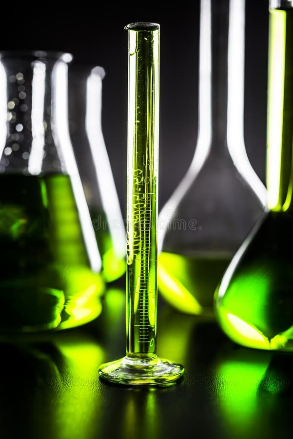 Provetta graduata immagine stock. Immagine di tubo, verde - 33283313