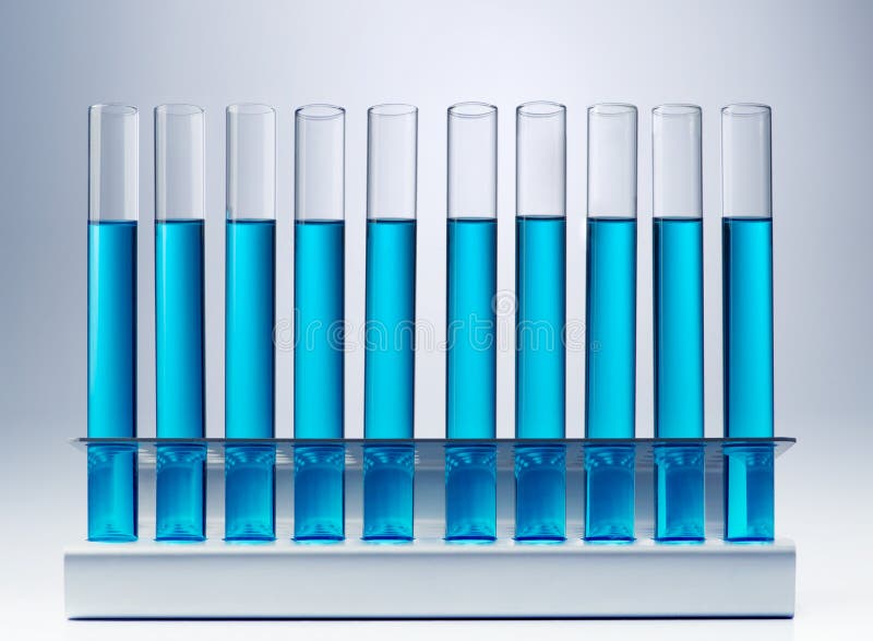 Liquido Blu in Provette in Uno Scaffale Fotografia Stock - Immagine di ...